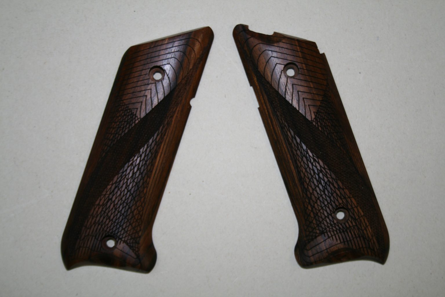 Crosse et plaquettes pistolet – Armurerie Douillet