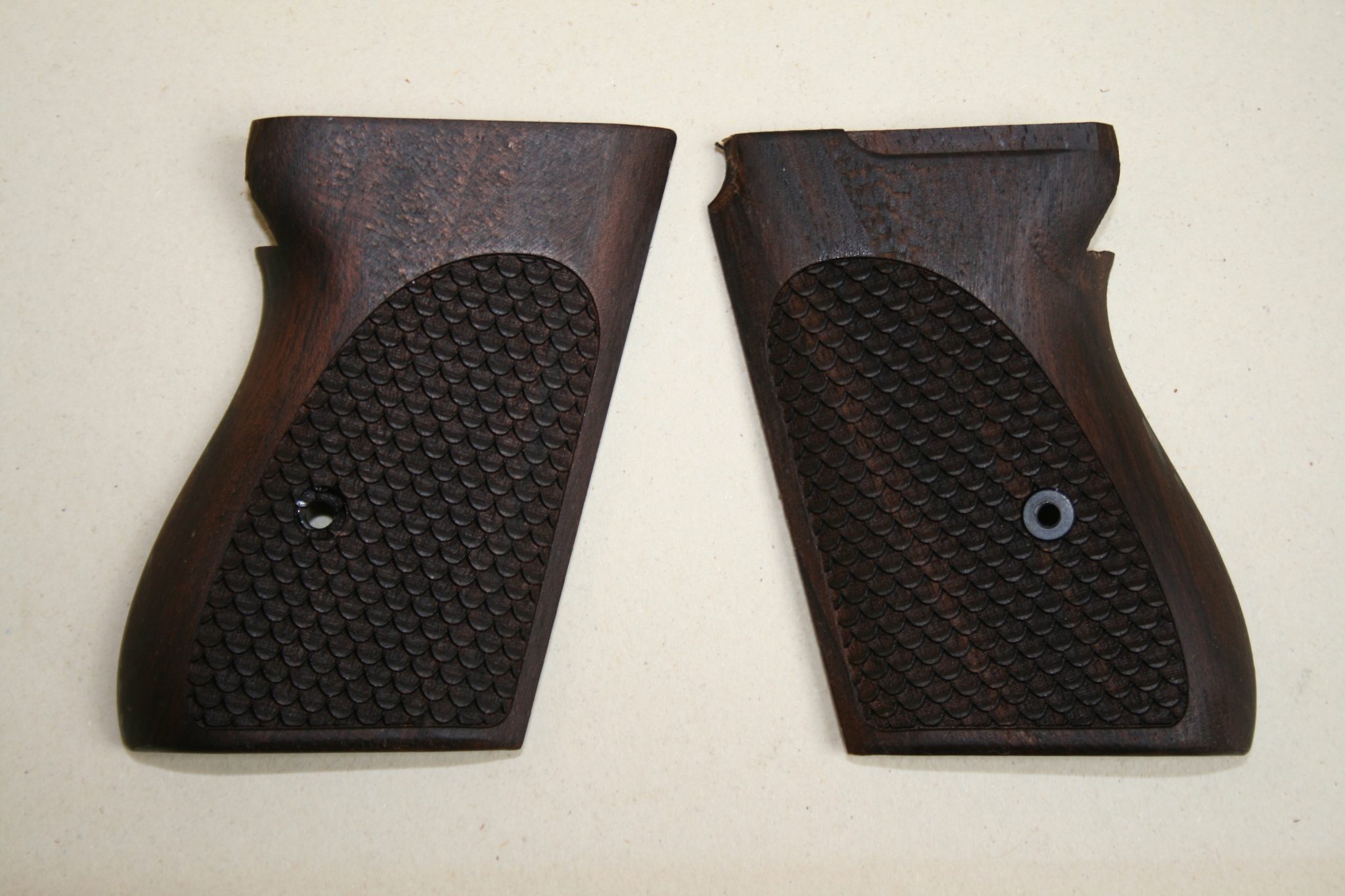 Crosse et plaquettes pistolet – Page 2 – Armurerie Douillet